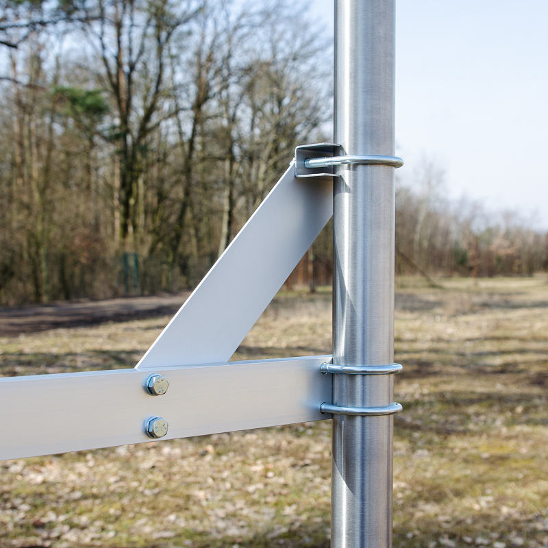 Mast with anchors and lifting crossarms - EMS Brno